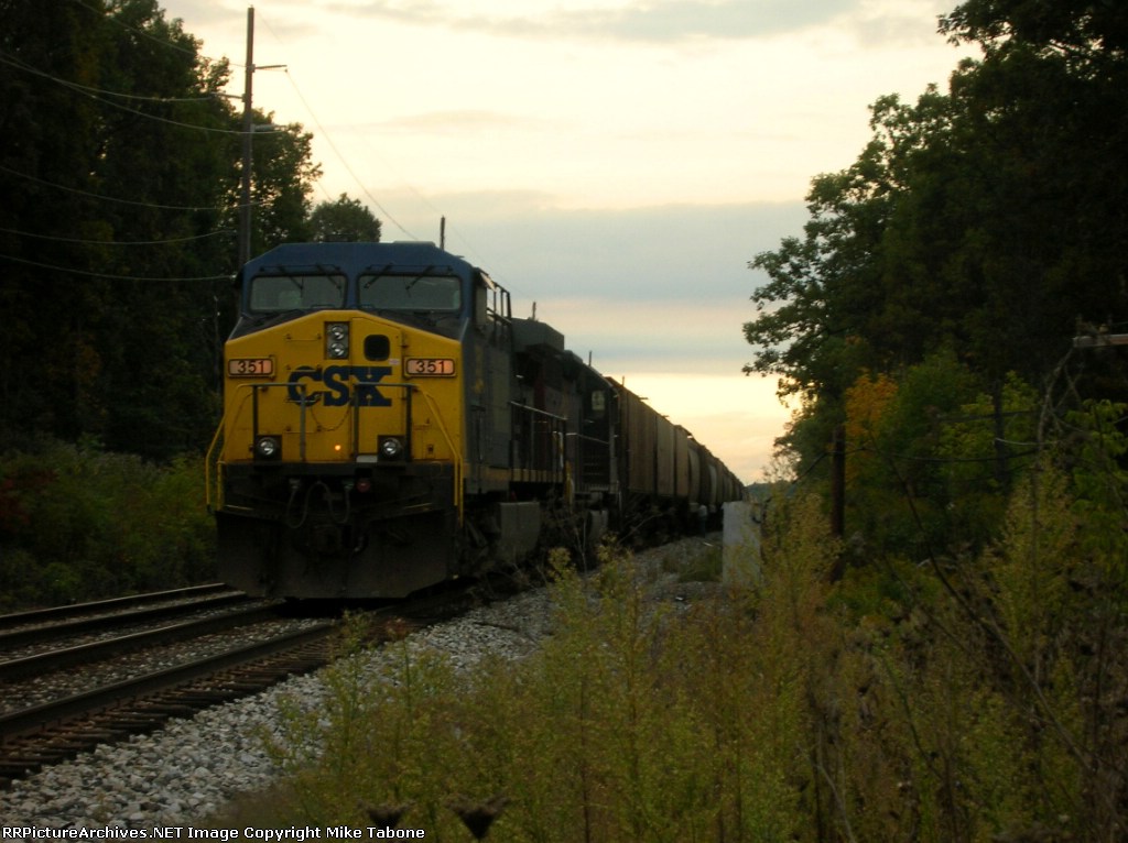 CSX 351 on G852-27